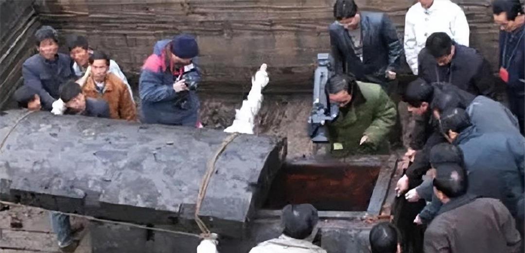 In 1999, a female corpse was dug up in Heilongjiang with black objects ...