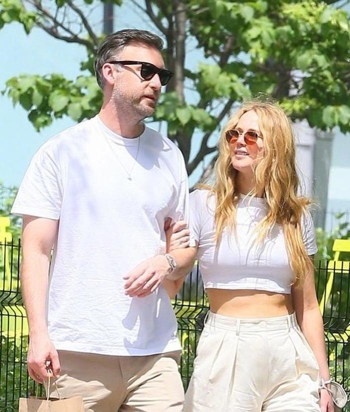 The 31-year-old cousin Jennifer showed off her slim waist while ...