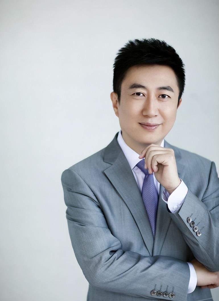 CCTV host Chen Weihong, he is 55 years old this year, and his wife is elegant, dignified and ...