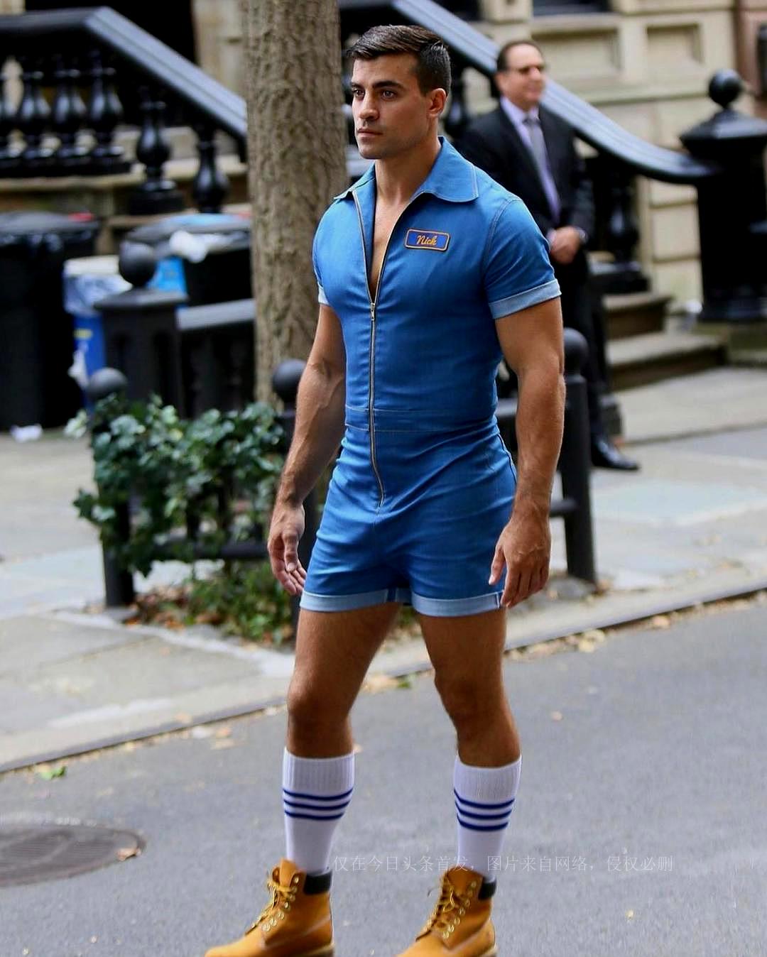 France's top male model holds Carrie Bradshaw - iNEWS