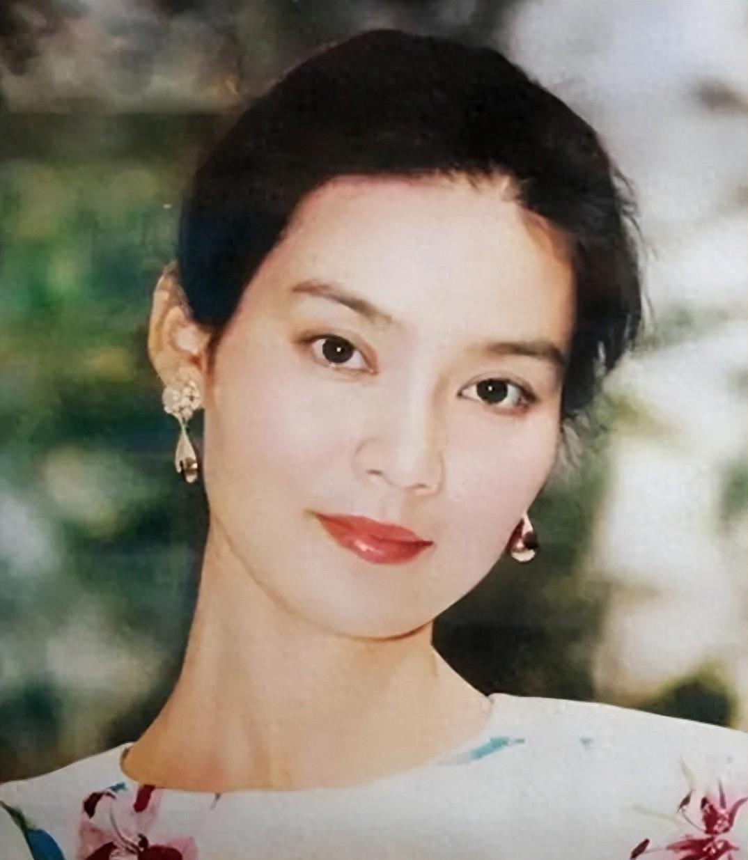 Director Yang Yanjin: After being divorced by Pan Hong for half of his ...