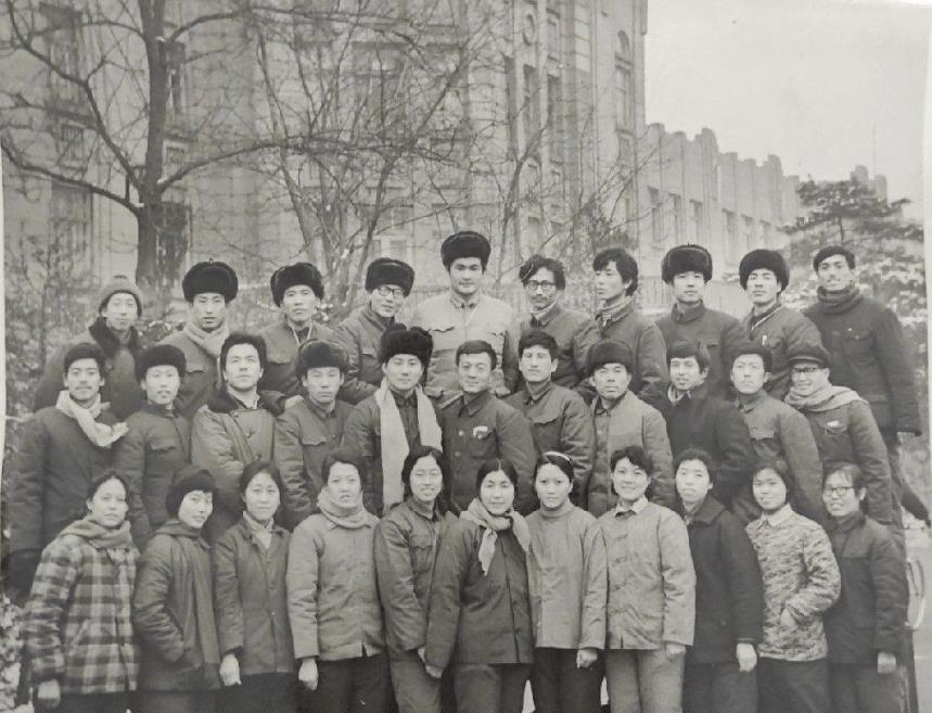 Original old photos: The group photos taken in the 1970s and 1980s were ...