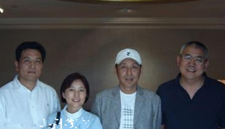 Chen Daoming posted a photo of his family of three. He is still ...
