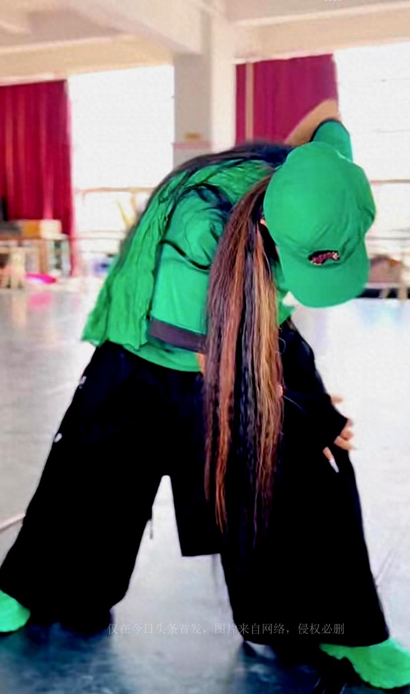 64-year-old Yang Liping had an accident while dancing and broke her ...