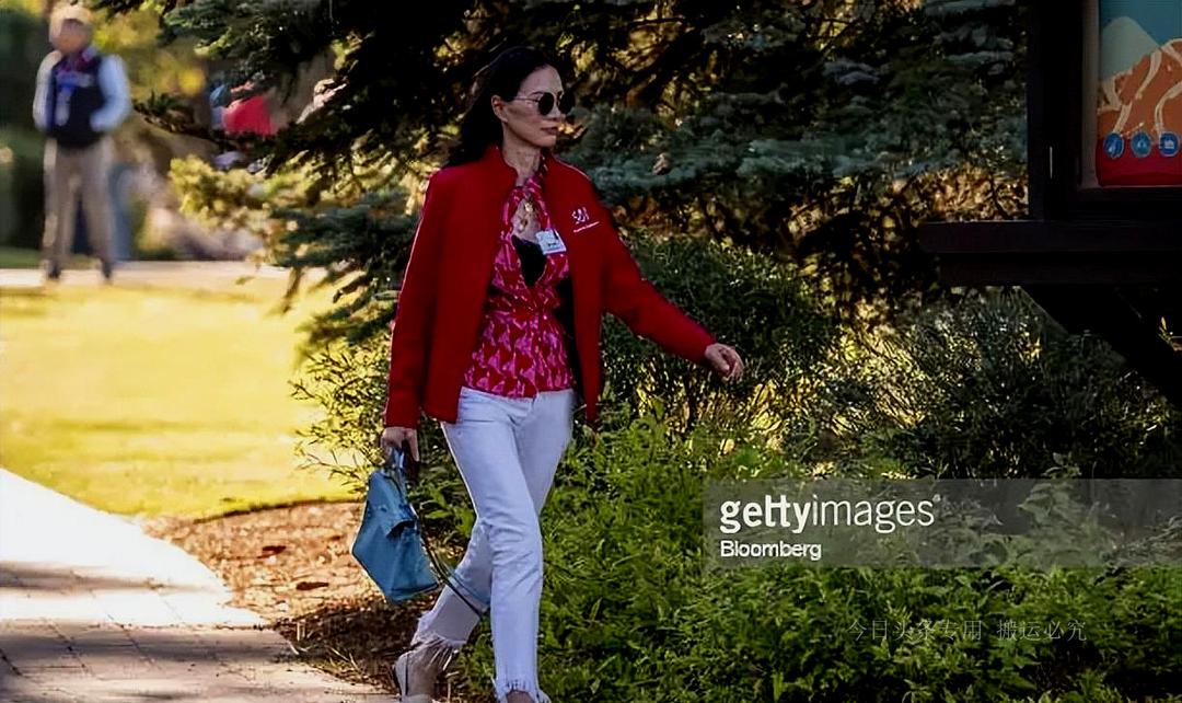 54-year-old Wendi Deng shines at the Rich Summer Camp! Buffett is also ...