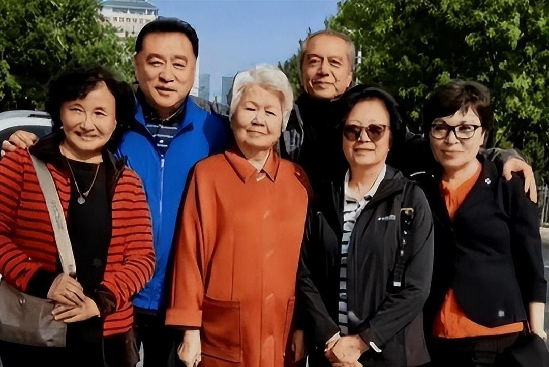 69-year-old Du Xian is still elegant and beautiful, with a rosy smile ...