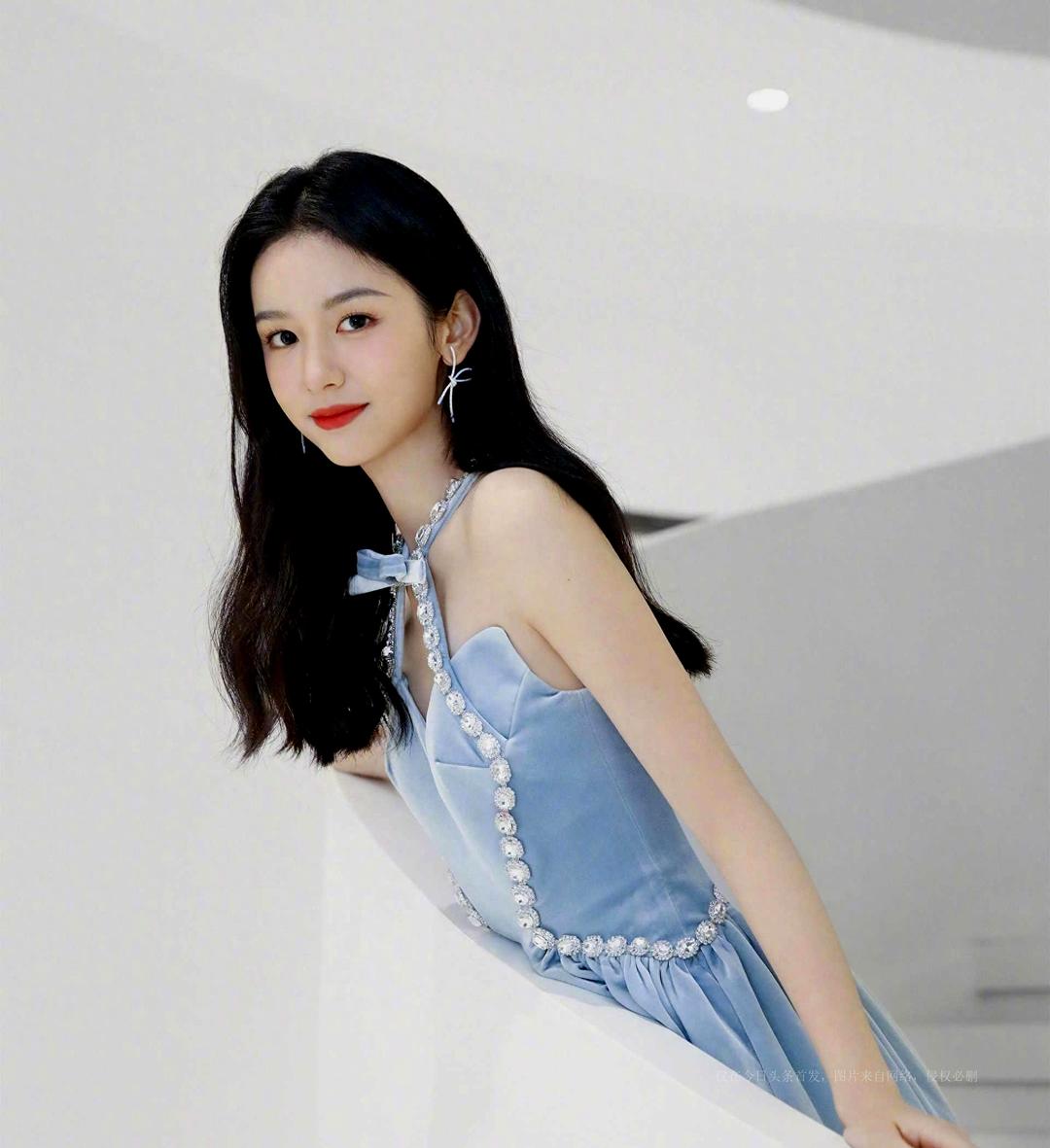 How embarrassing is it for female celebrities to wear matching shirts ...