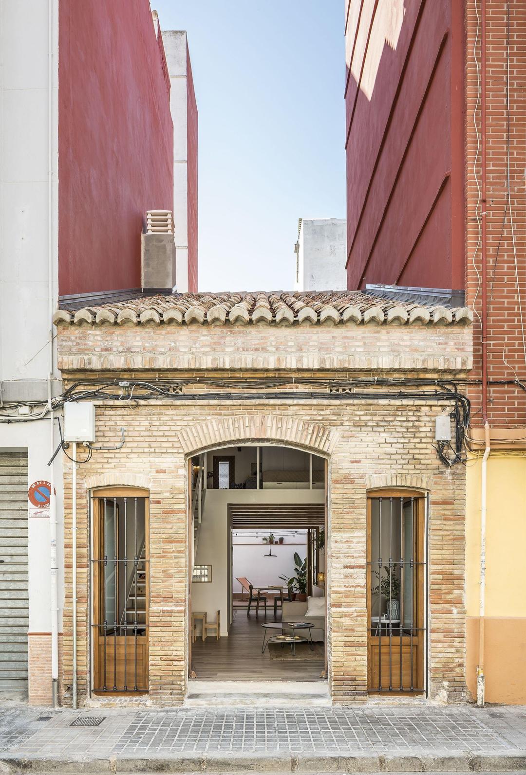 A duplex with a beautiful back garden. This 69-square-meter old ...