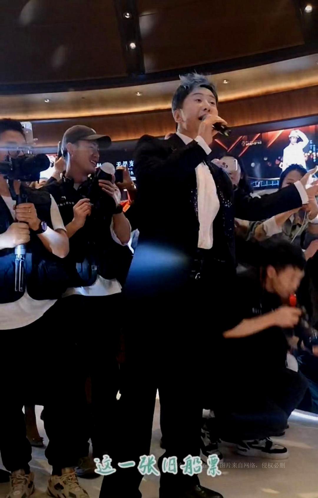 At 53 years old, Mao Ning is still young and charming, and he interacts ...