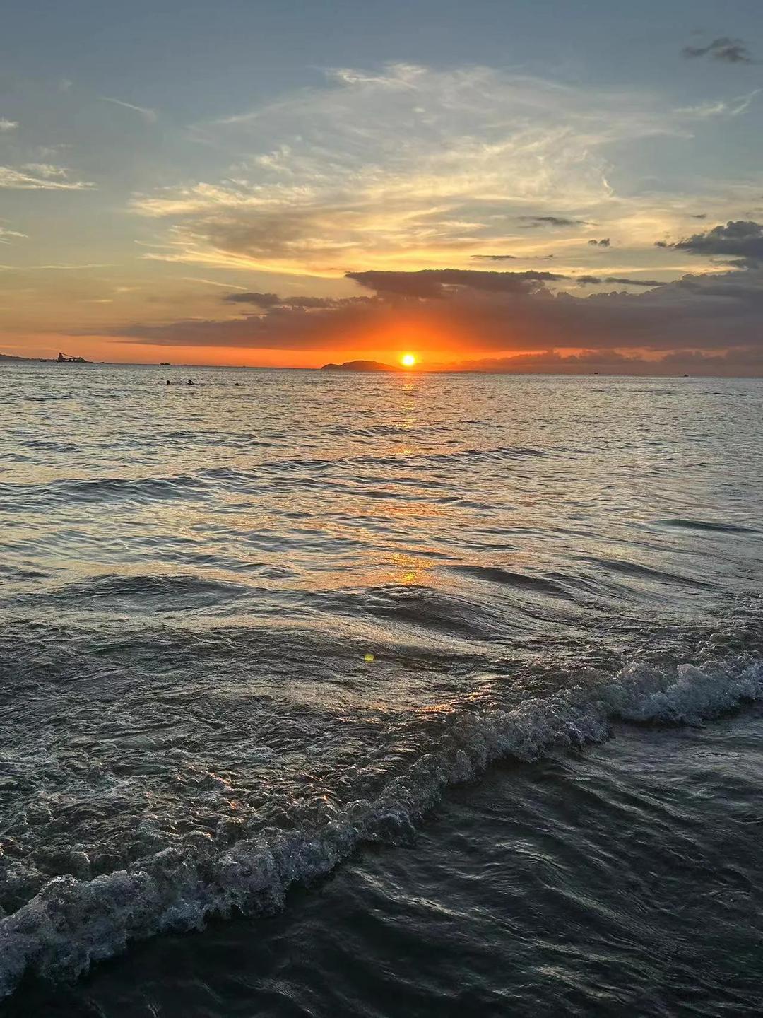 Watching the sunset in Sanya Bay (poetry) The afterglow of the setting ...