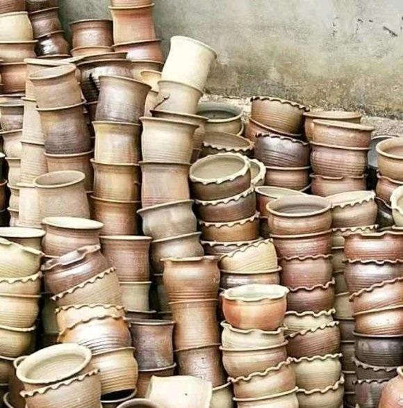 The flower pot factory in the village closed down and piled up in ...