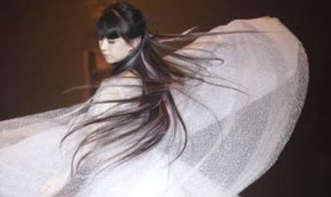 She is the daughter of Yang Liping's sister. Feng Xiaogang kept her in ...