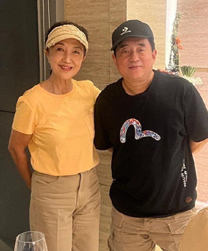 59-year-old Lu Fang is so fat that he has no neck. His 16-year-old wife ...