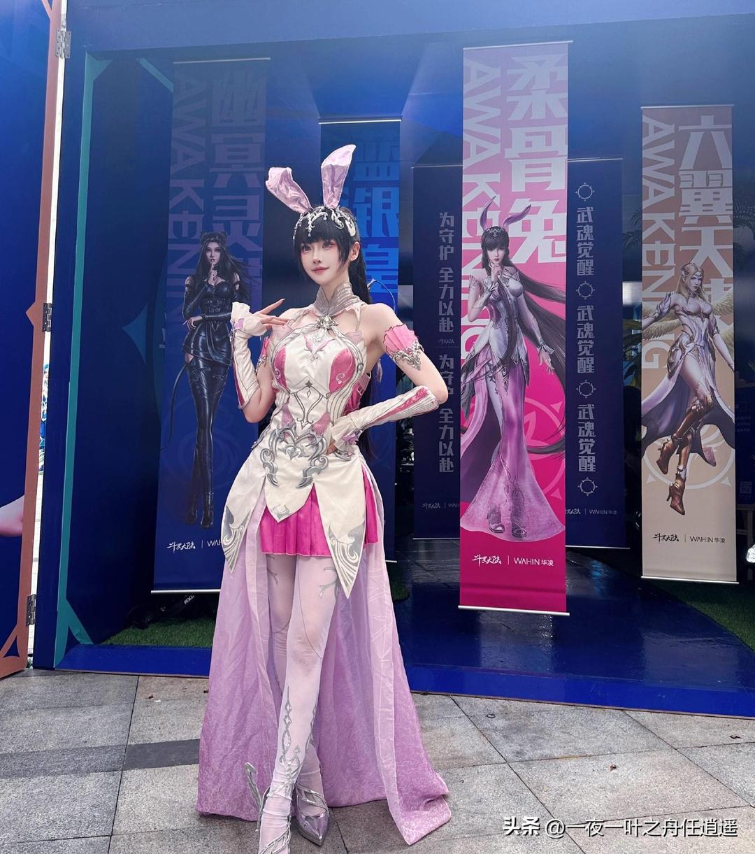 Douluo Continent is the first all-around COS player. He can interpret ...