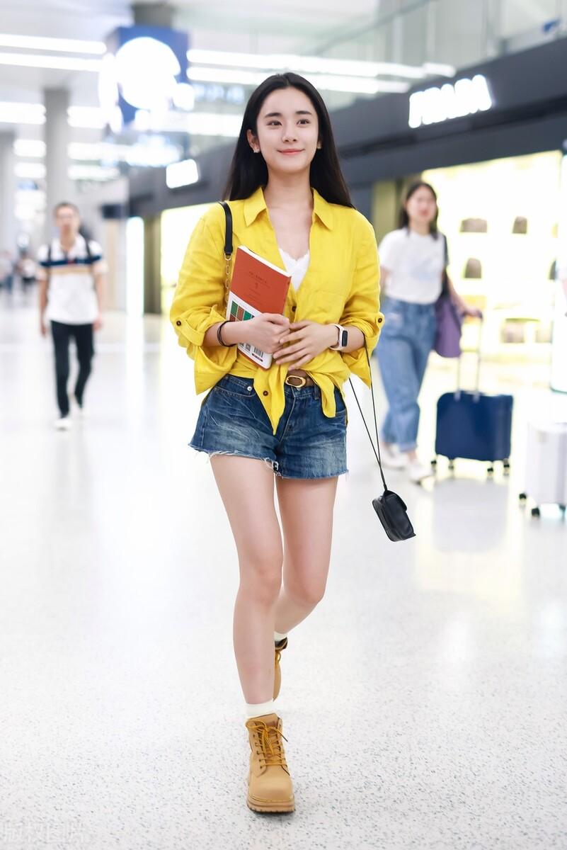 Fan Shiran's slender thighs and white yellow T-shirt are versatile and ...