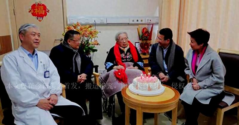 99-year-old Qin Yi and 81-year-old daughter Jin Feiheng: They rarely ...