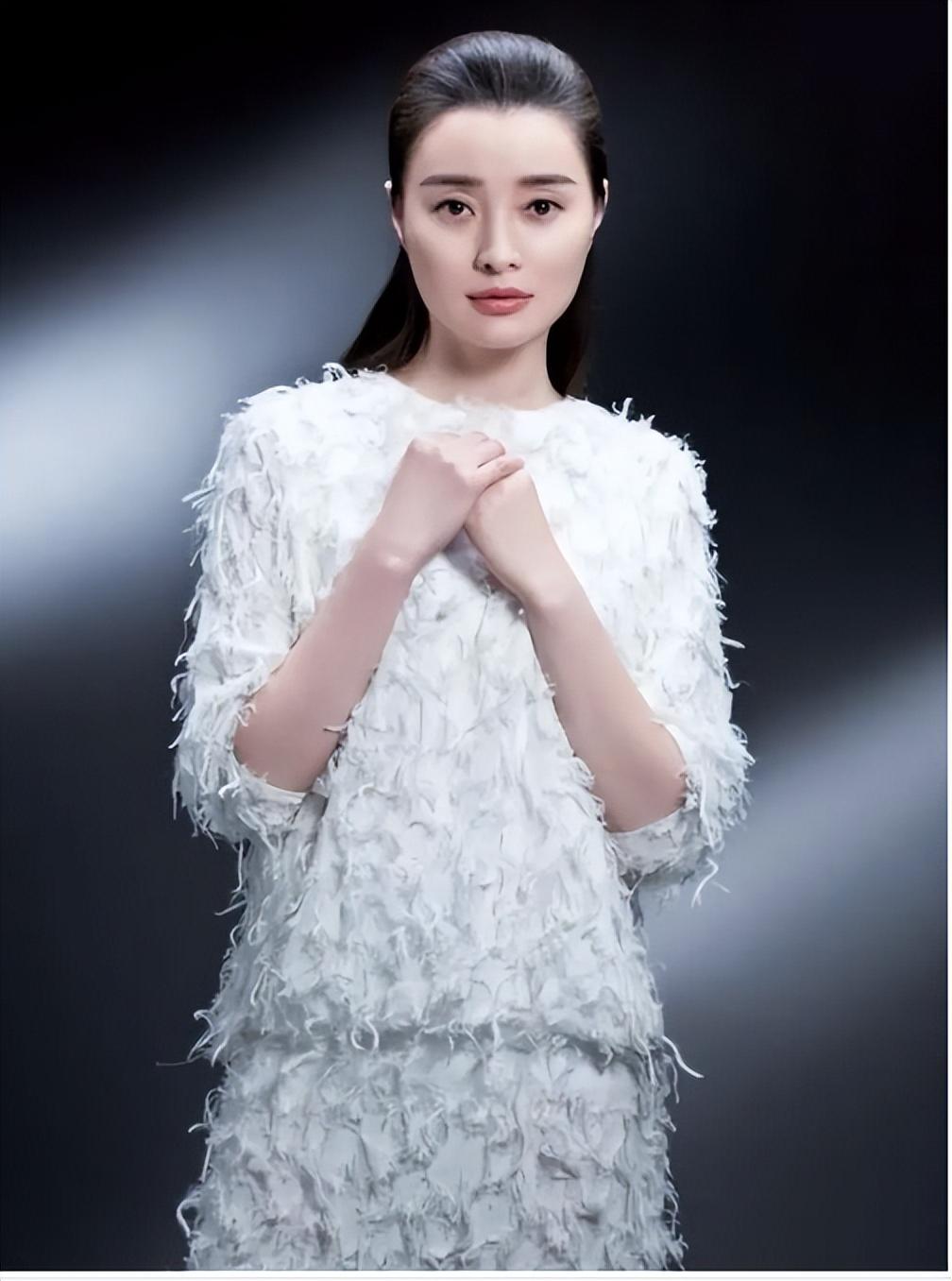 51-year-old Wu Yu openly disclosed his relationship and posted travel ...