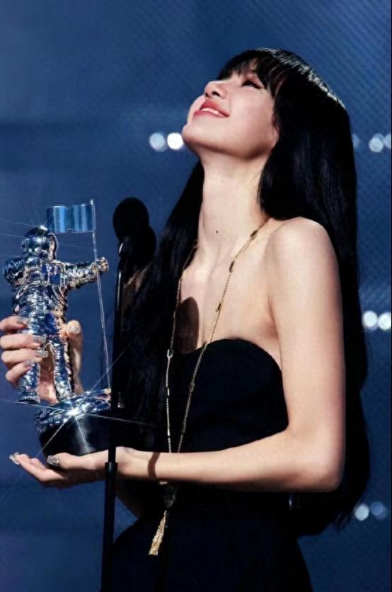 Lisa's stunning return and transformation are jaw-dropping! - iNEWS