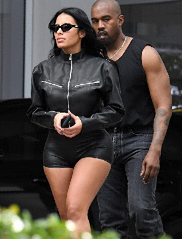 Kanye Kanye's 24-year-old young model girlfriend's latest swimsuit ...