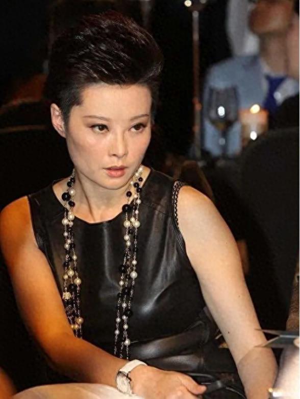 Yuan Li, who was revealed to be schizophrenic and whose legs were ...