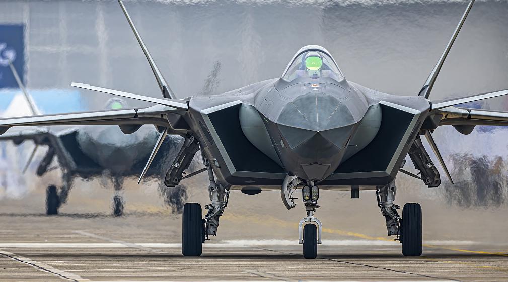 J-20 turns on beast mode! Aren't you afraid of being shot down if you ...