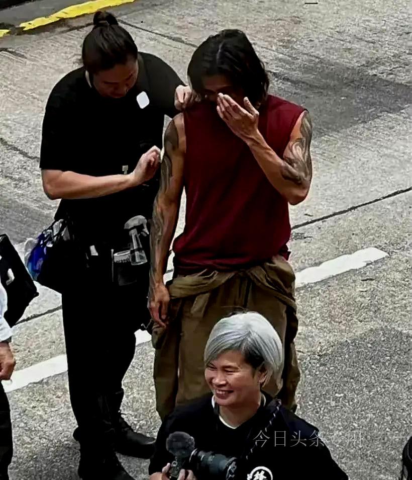 Nicholas Tse shoots a new movie on the streets of Hong Kong, revealing his long-haired gangster ...