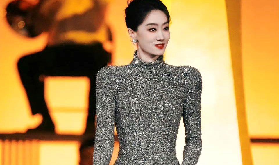 Zhang Xiaofei became more proficient in hosting the Golden Rooster ...