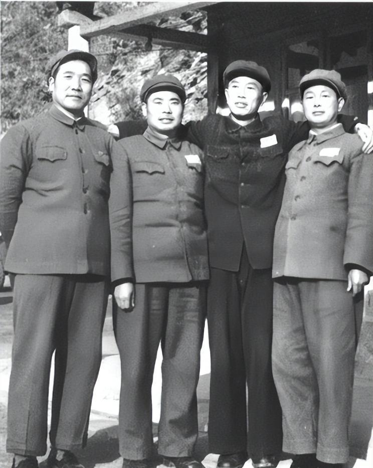 Very precious, 7 photos of General Deng Hua. Who are the comrades ...