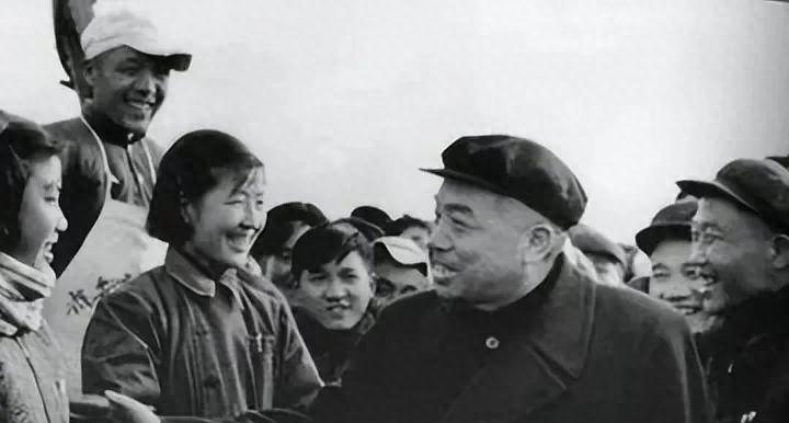 When Mr. Peng saw Li Zhimin's son Li Xinsheng coming to visit, he asked ...