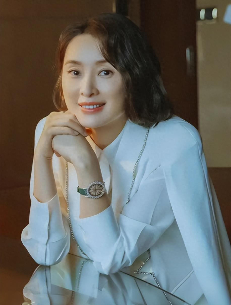 51-year-old Wu Yue once generously posted travel photos with her ...