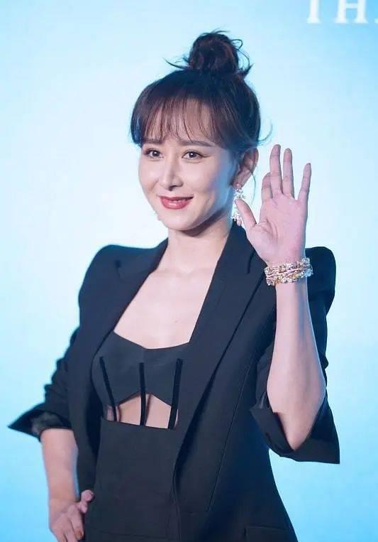 The original picture is really "material"! 45-year-old Hu Jing is so beautiful and full of ...