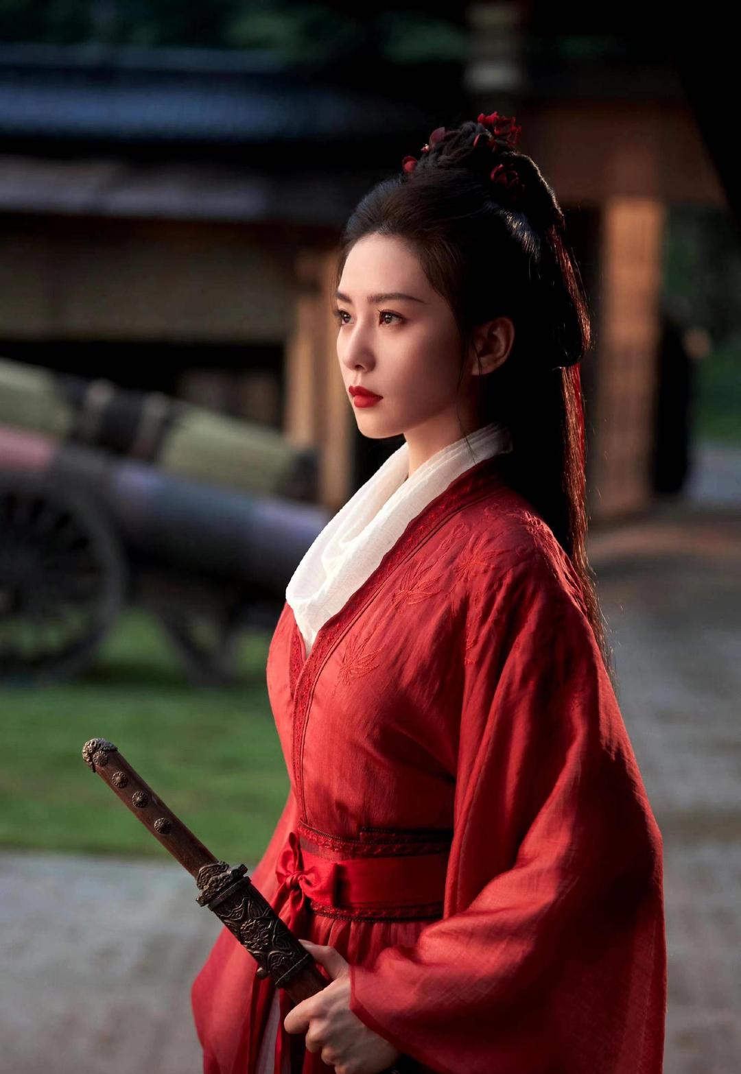 Liu Shishi's new drama is a hit! The red-dressed battle-scarred beauty ...