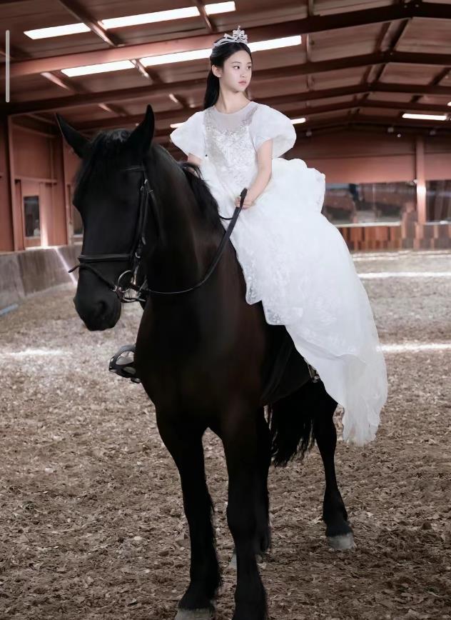 Li Xiaolu and Tianxin took a photo, the mother and daughter looked cool ...