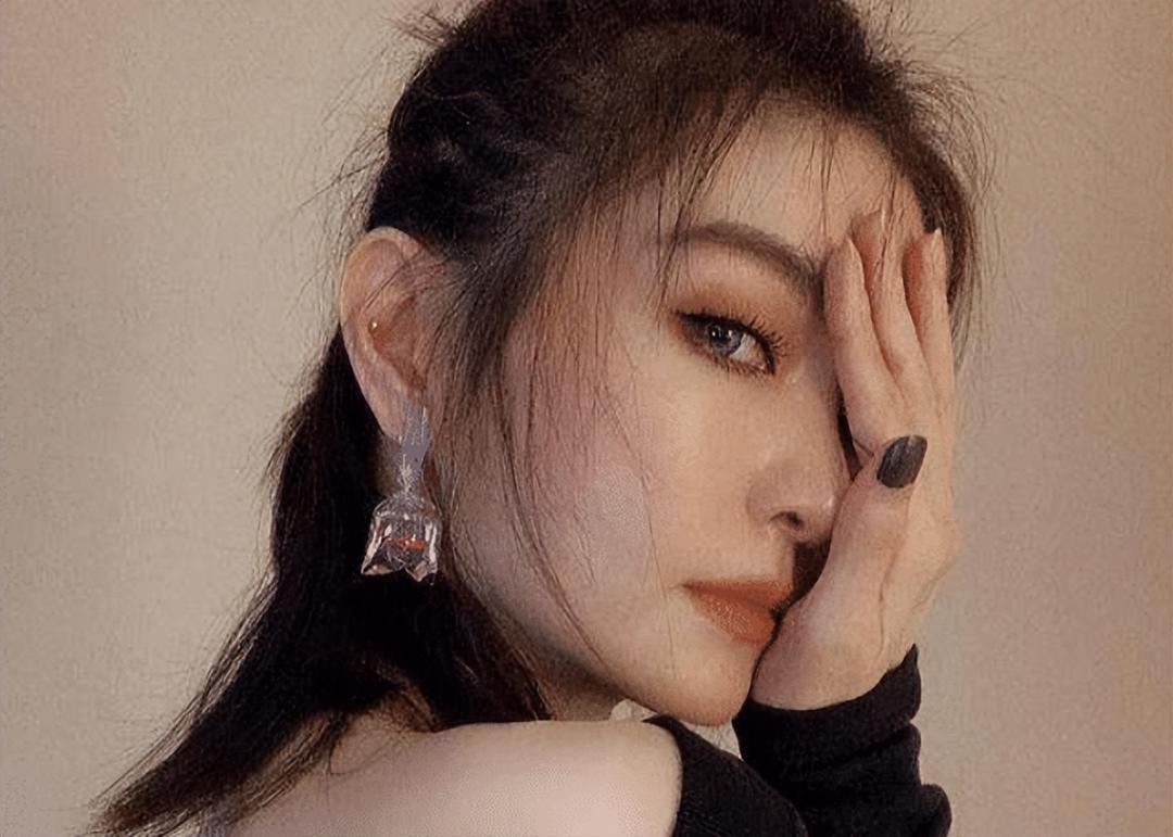 46 is more beautiful than 16! Xie Jinyan took a photo with her late ...