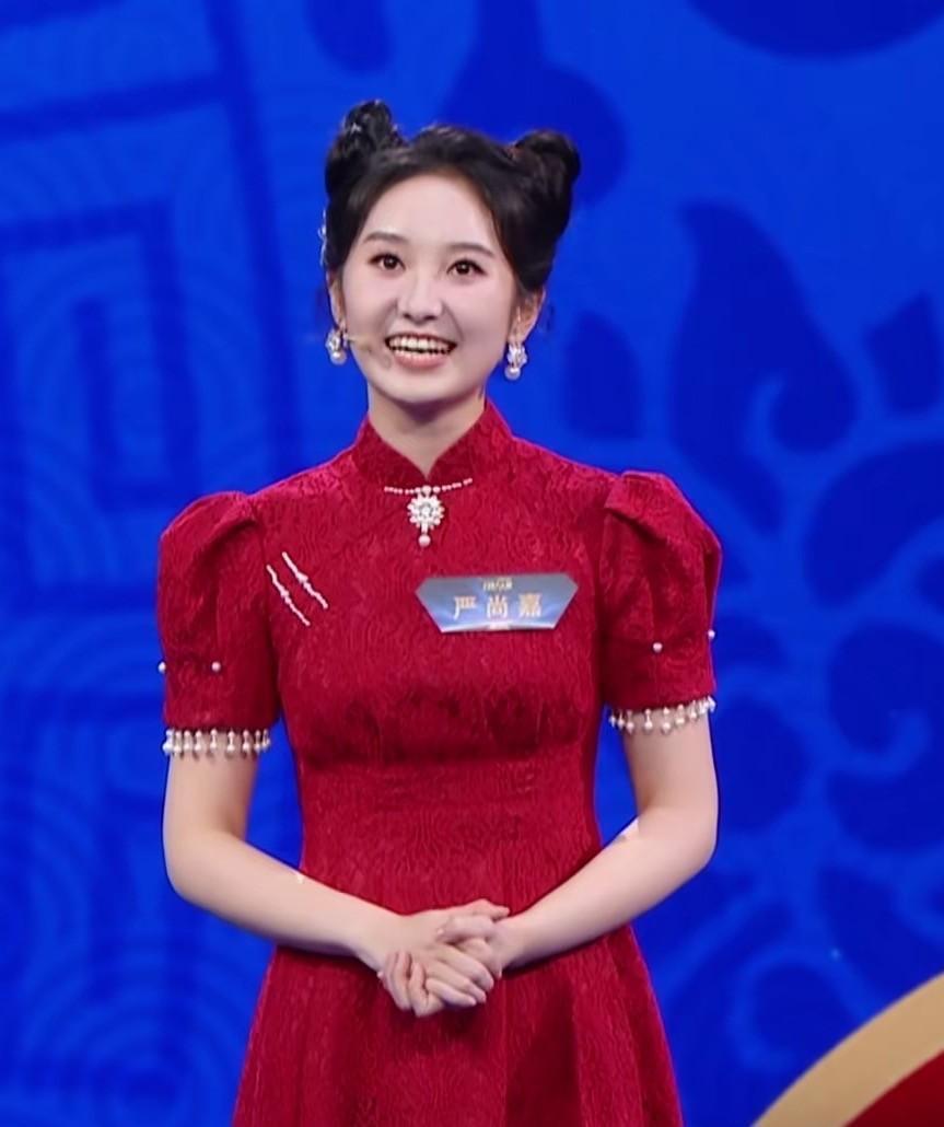 CCTV's new female host has a stunning figure and eye-catching legs! - iNEWS