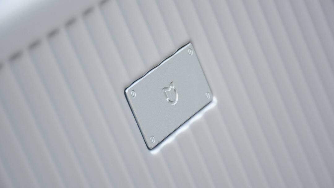 Mijia aluminum frame suitcase: The aluminum frame structure is sturdy ...