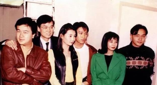 74-year-old Huang Baiming goes to a nightclub! The beauty whispers in ...