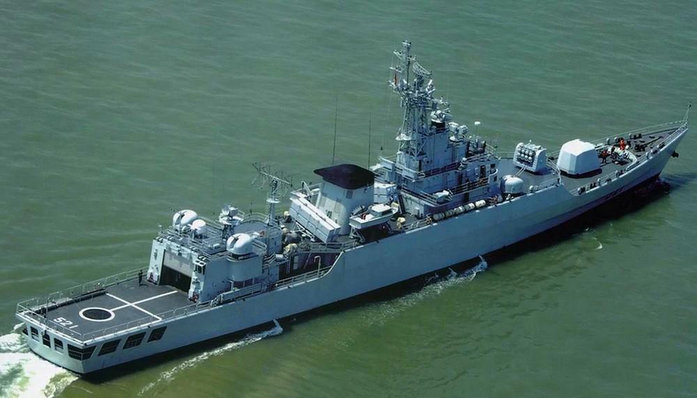 A frigate appeared only 25 nautical miles away from Taitung, "lighting ...