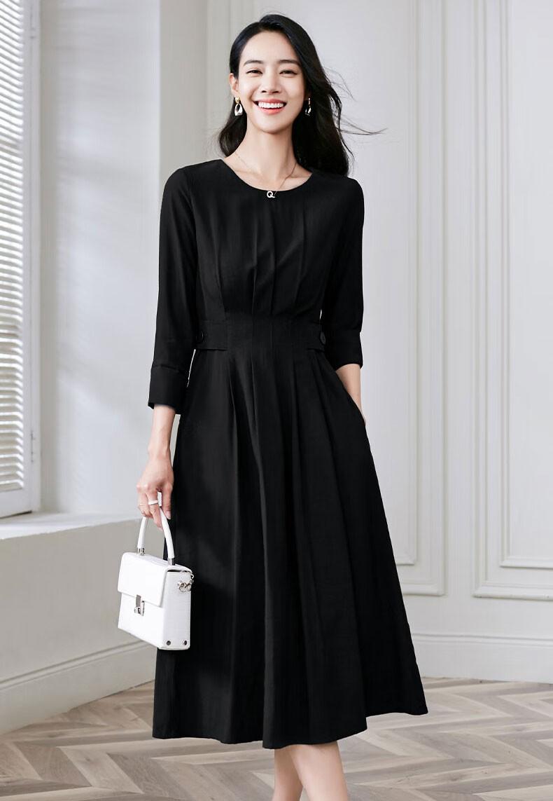 A very stunning black dress, showing fashionable charm with exquisite ...