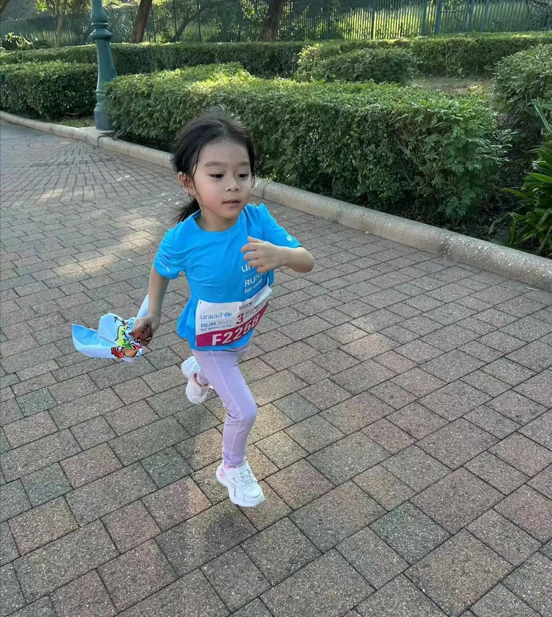 Guo Jingjing's family running show! The three beautiful girls dressed ...