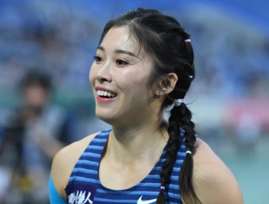 Wu Yanni appeared on the Internet Celebrity Street in Chengdu. She ...