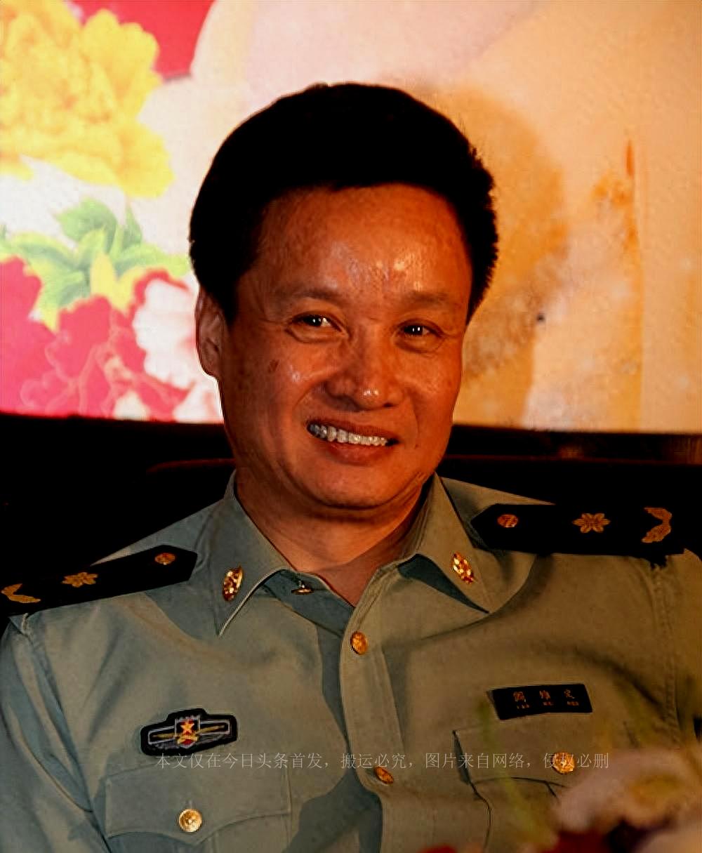 Yan Weiwen: Married his first love at the age of 25, and has been with ...
