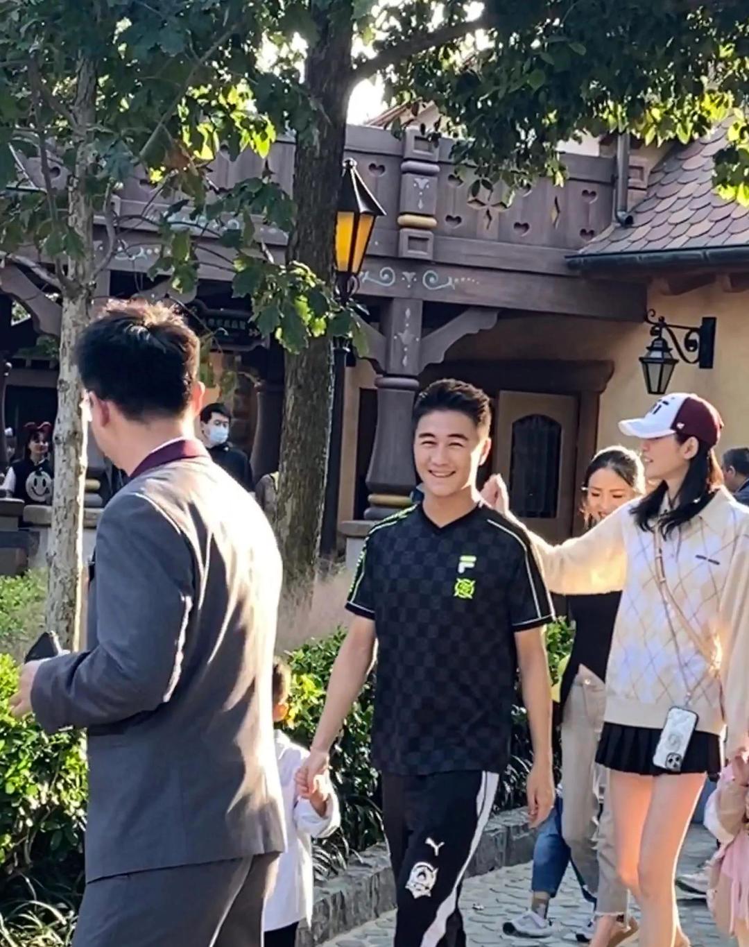 He Youjun and his wife take their children on a trip. 4-year-old He ...