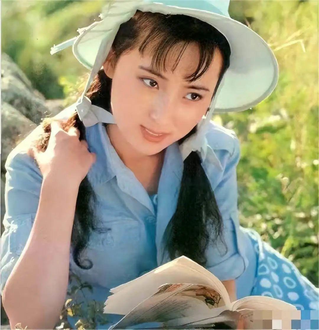 Next to Hou Yaowen's cemetery, there is actually the tomb of "Sister ...