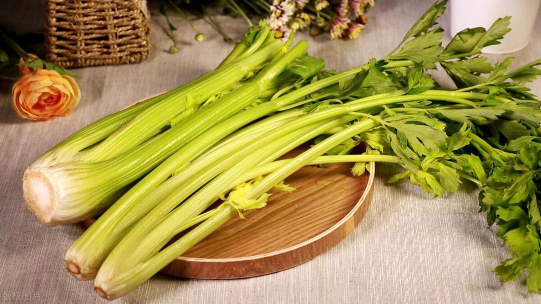 Stir-fried beef with celery, tender, fresh and delicious, delicious and ...