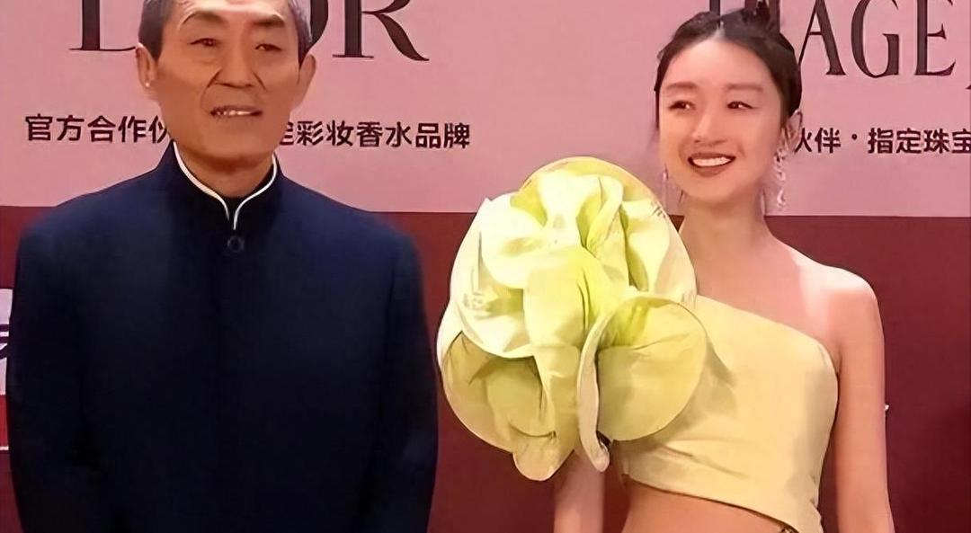 Duplicity and chaotic private life, "Pure Goddess" Zhou Dongyu's true nature has long been ...