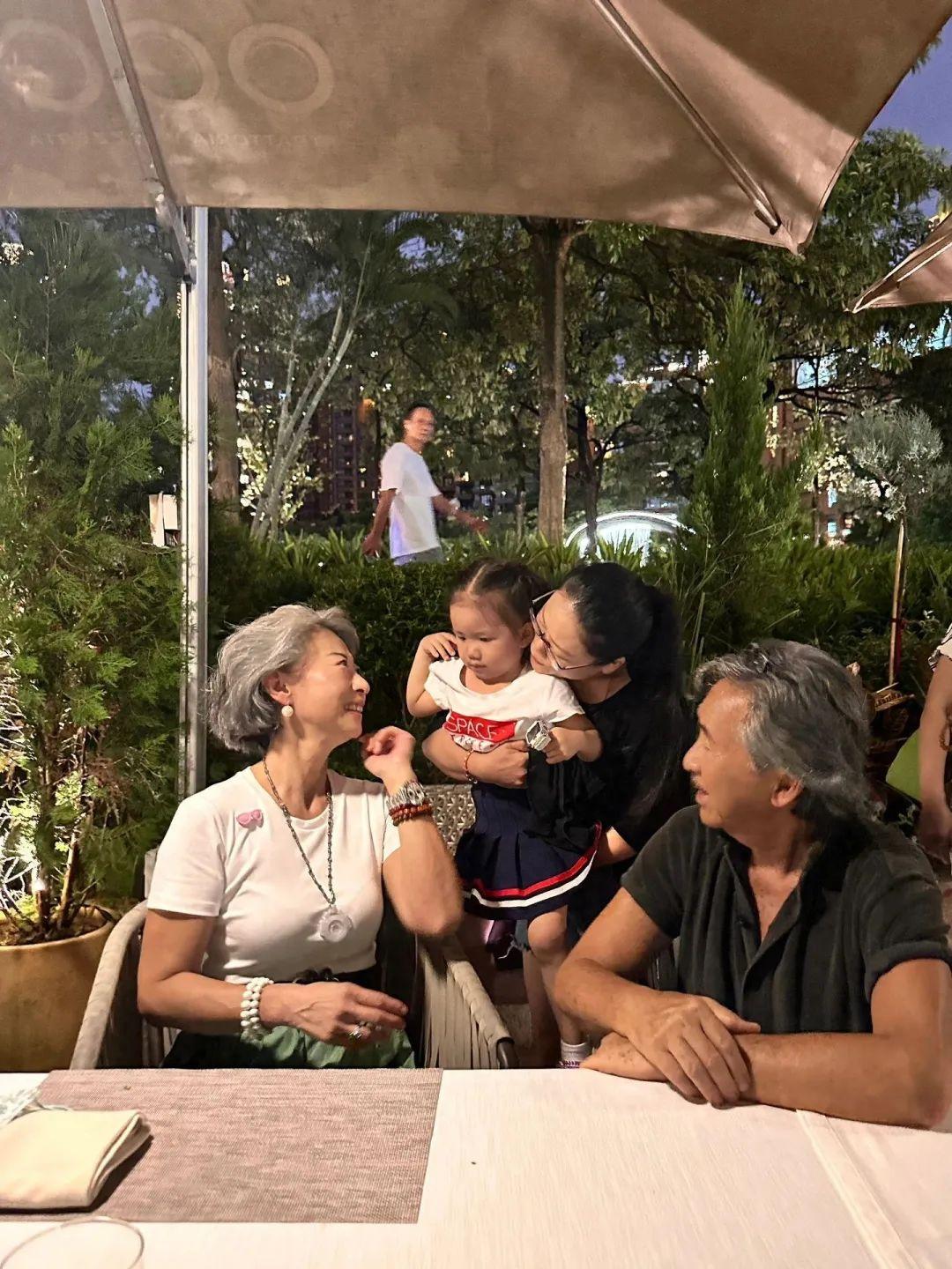 62-year-old Ye Qianwen was encountered by chance. Her hair is white but ...