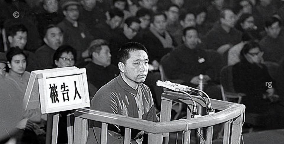 How luxurious is Wang Hongwen's private life? The secretary next to him ...