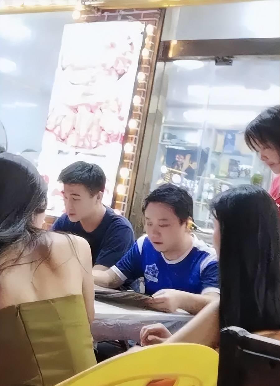 It turns out that Zaohuang was raising children at home, and He Youjun showed up in a bar ...
