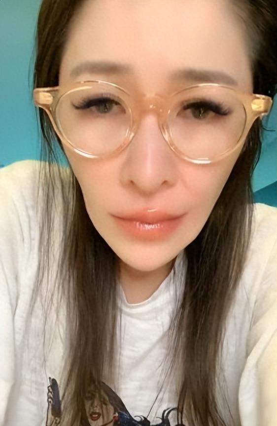 44-year-old Elva Hsiao officially returns after surgery. As an ...